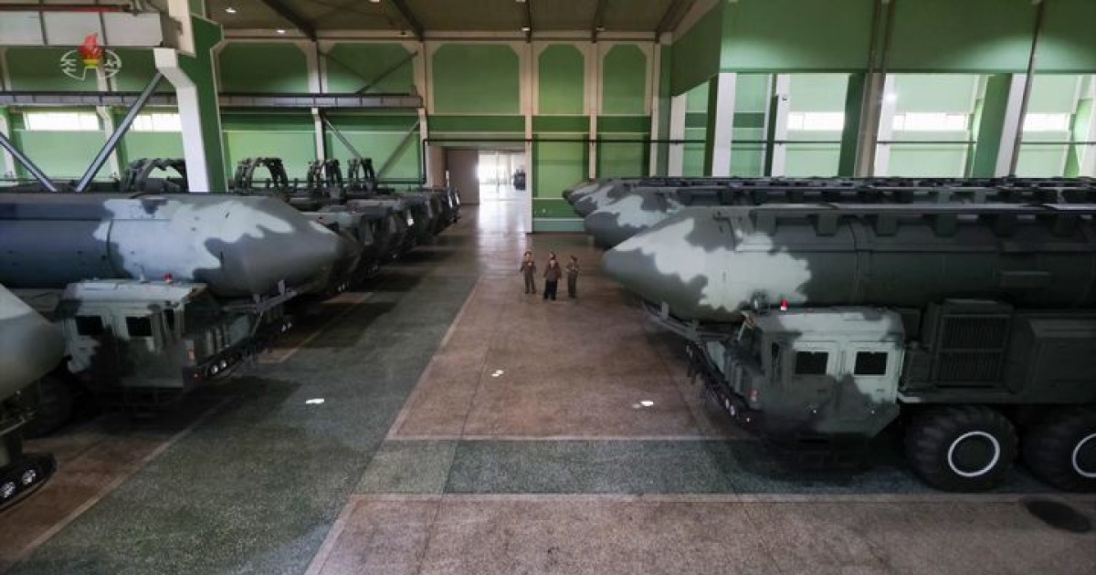 ICBM 화성-18형 발사차량을 살펴보는 김정은