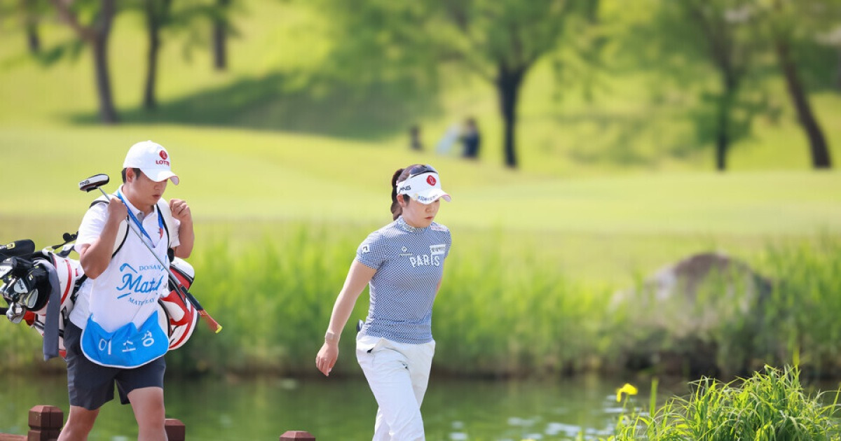 [STN포토]그린으로 이동하는 이소영