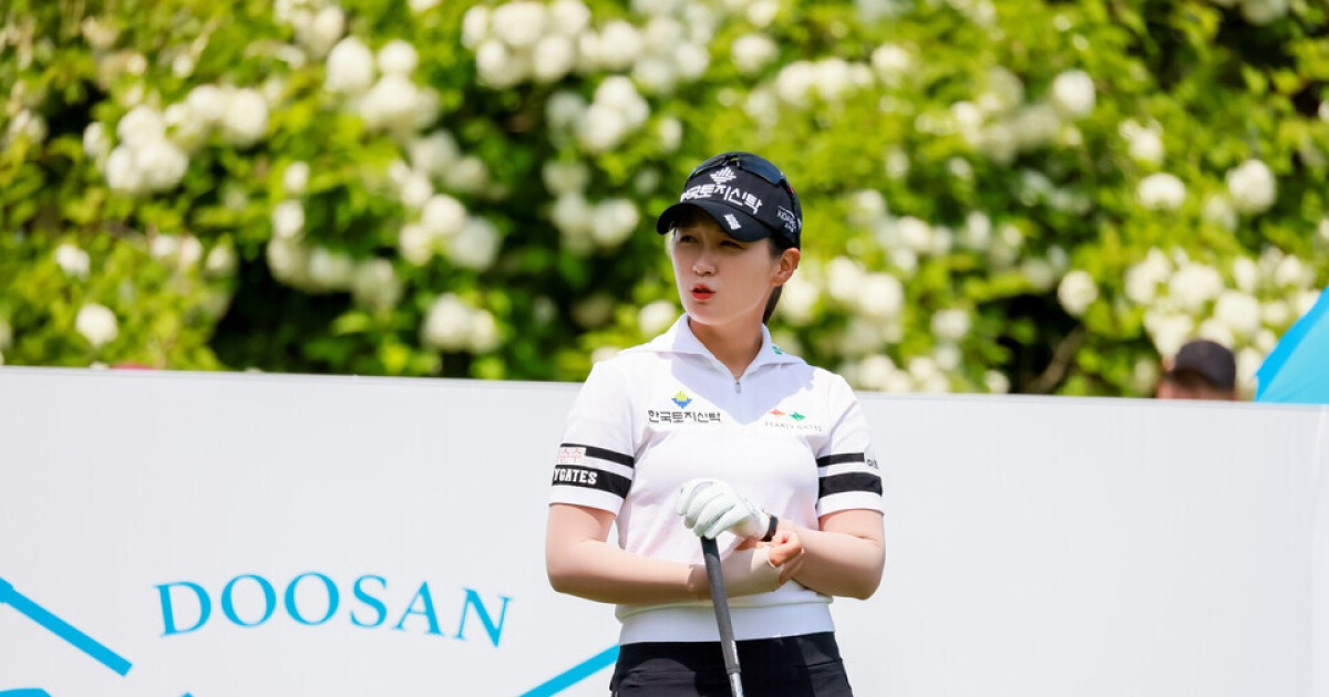 [STN포토]티샷 준비하는박현경