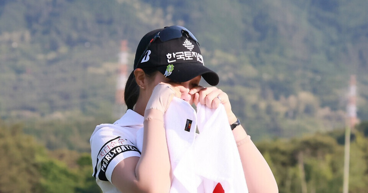 [STN포토]감격의 우승 눈물 훔치는 박현경