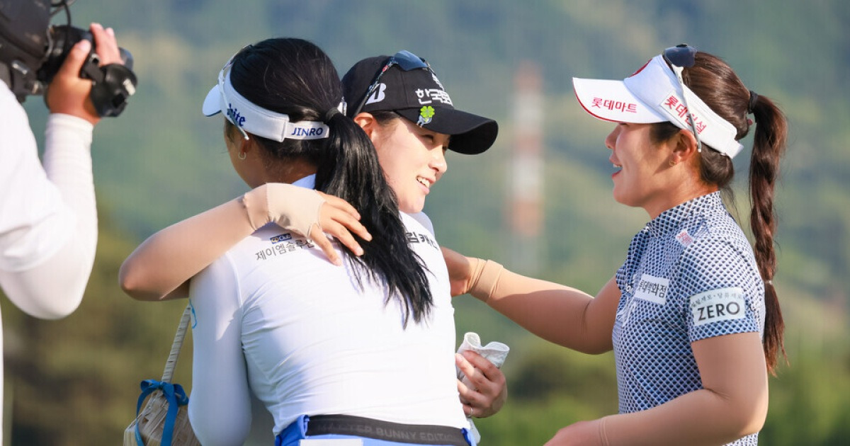 [STN포토]박현경, 우승축하해주는 윤이나, 이소영