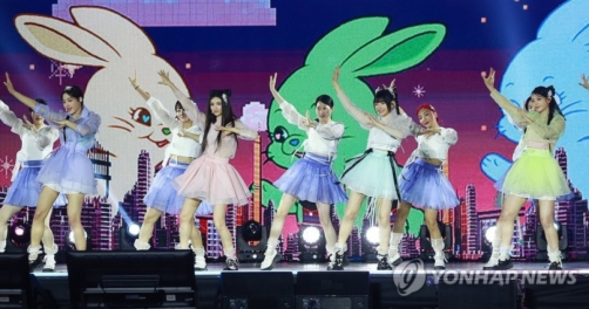 뉴진스, 경복궁 떴다…민희진-하이브 분쟁 후 첫 무대