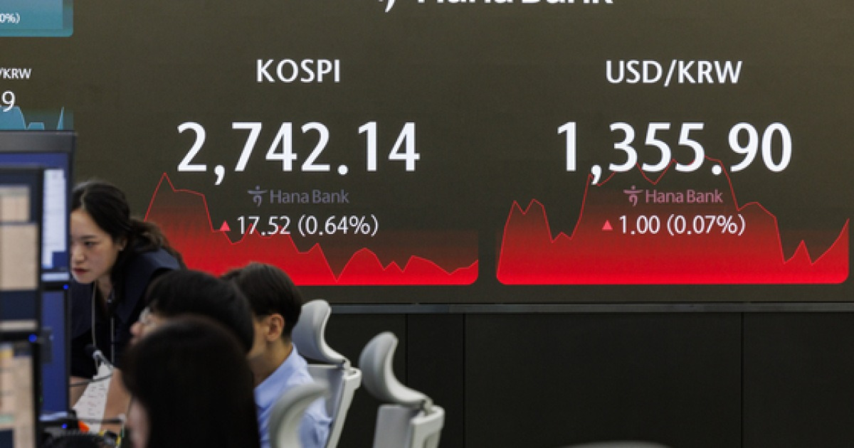Kospi opens lower as tech stocks dip