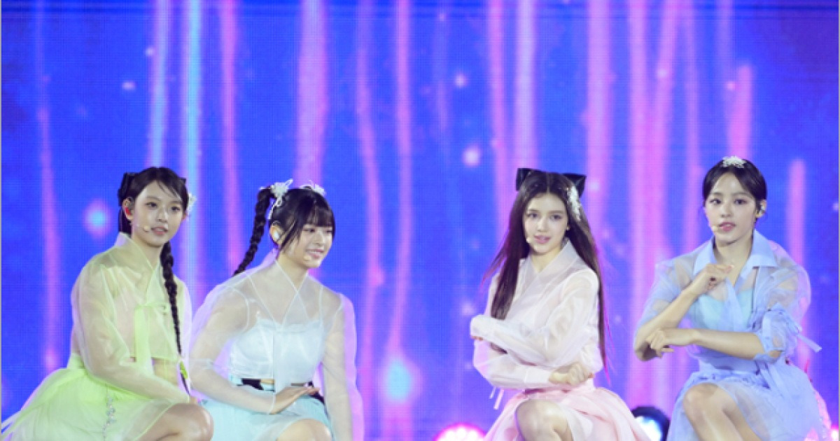 [MD포토] 뉴진스 '한복 입고 경복궁 최초 공연'