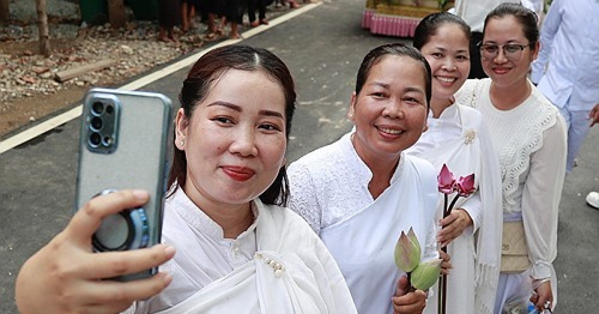 epaselect CAMBODIA VISAK BOCHEA DAY BUDDHISM