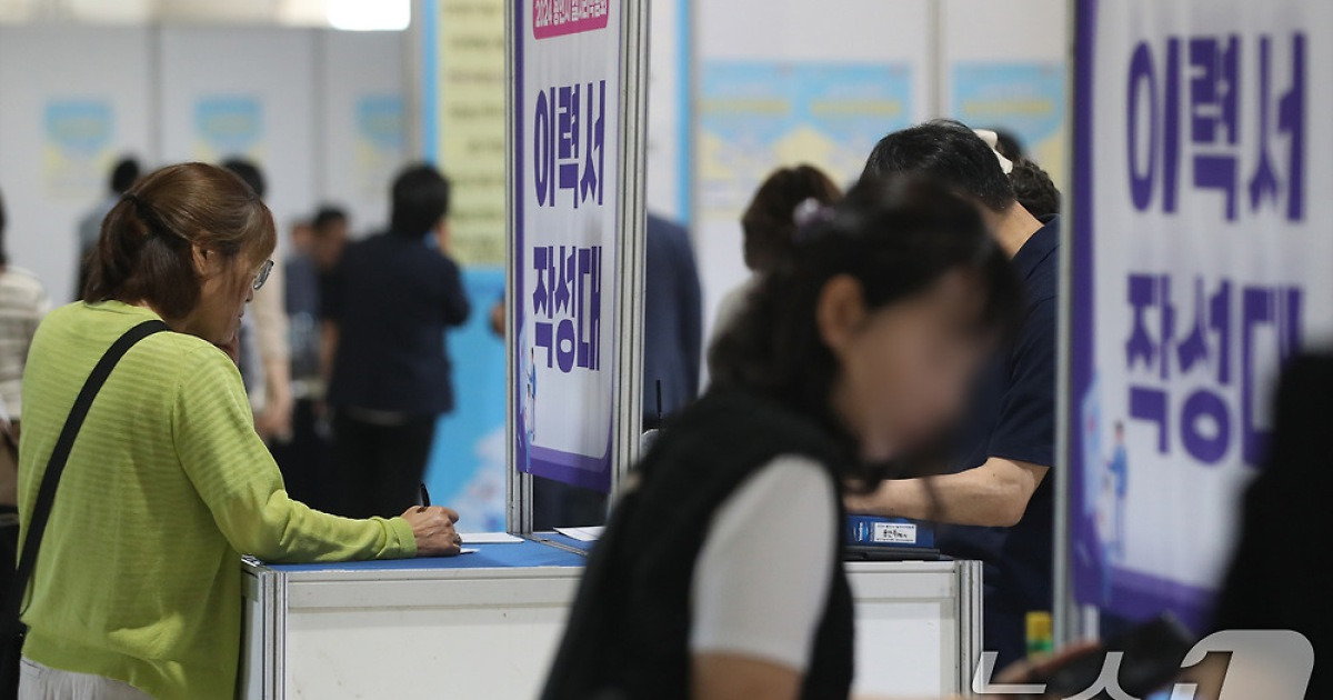 한국인, 일본인의 1.2배 받는다…OECD 평균 임금의 90% 돌파