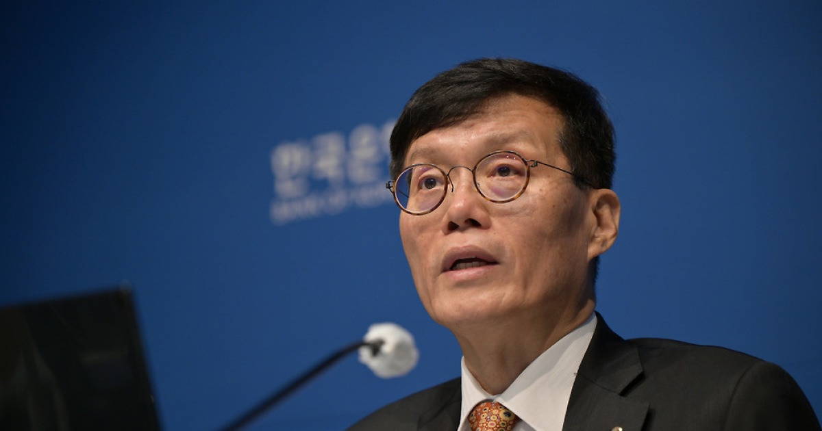 BOK holds rate at 3.5%, ups growth outlook