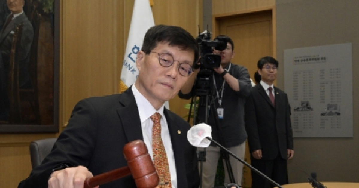 BOK holds key rate steady amid inflation, forex concerns