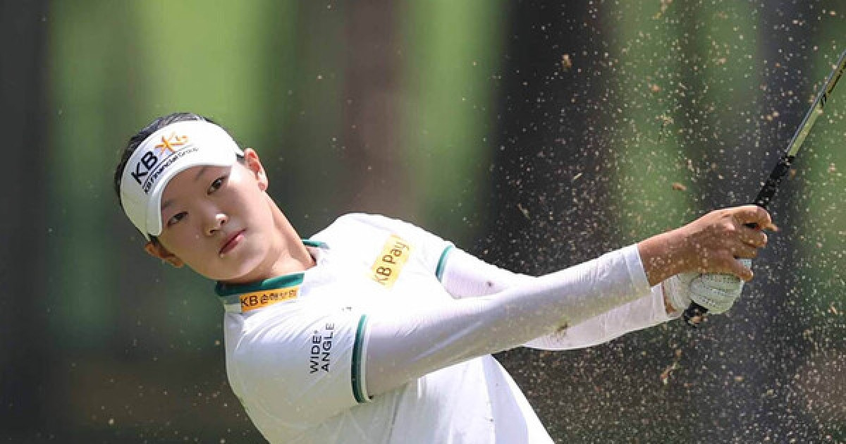 구질 바꾸려다 흔들린 방신실, 원래 구질로 2연패 도전 [KLPGA E1채리티 오픈]