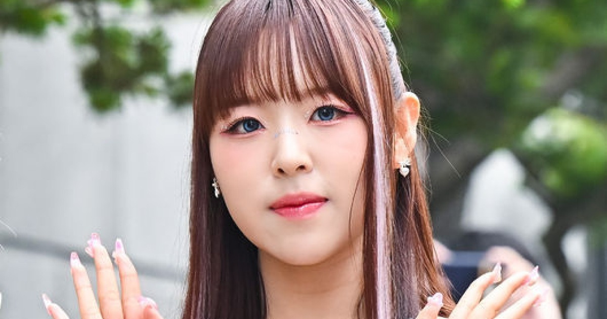 We;Na(위나) 도아,'도도한 손인사' [사진]