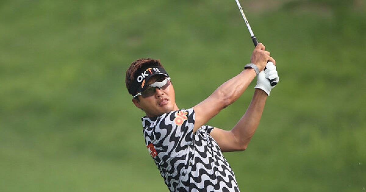 KPGA 2주 연속 '생일날 우승' 나오나?…이태희, KB금융 대회 2R 단독 선두