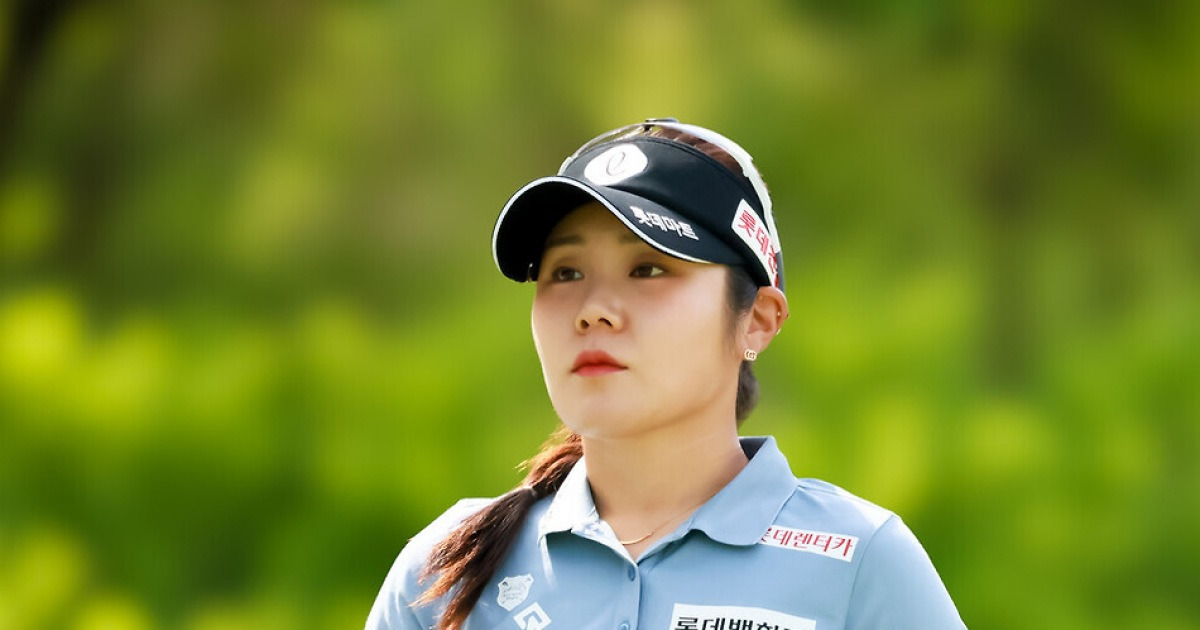 [STN포토]티샷 방향 바라보는 이소영