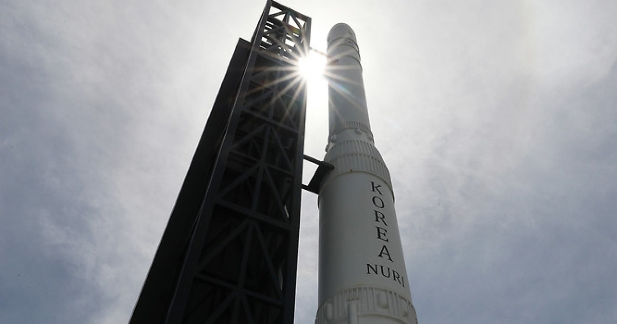 누리호 발사체 모형 위로 뜬 해무리