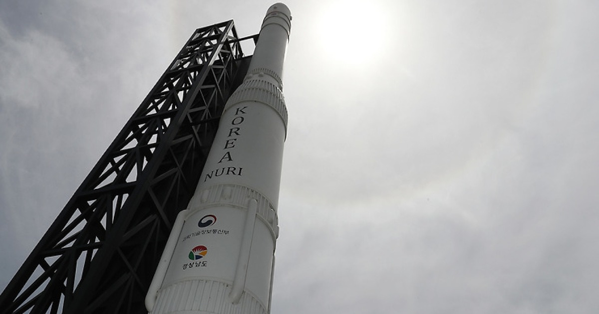 누리호 발사체 모형 위 선명한 해무리