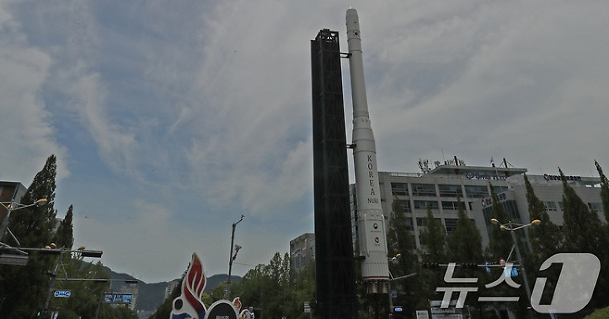 누리호 발사체 모형 위 해무리