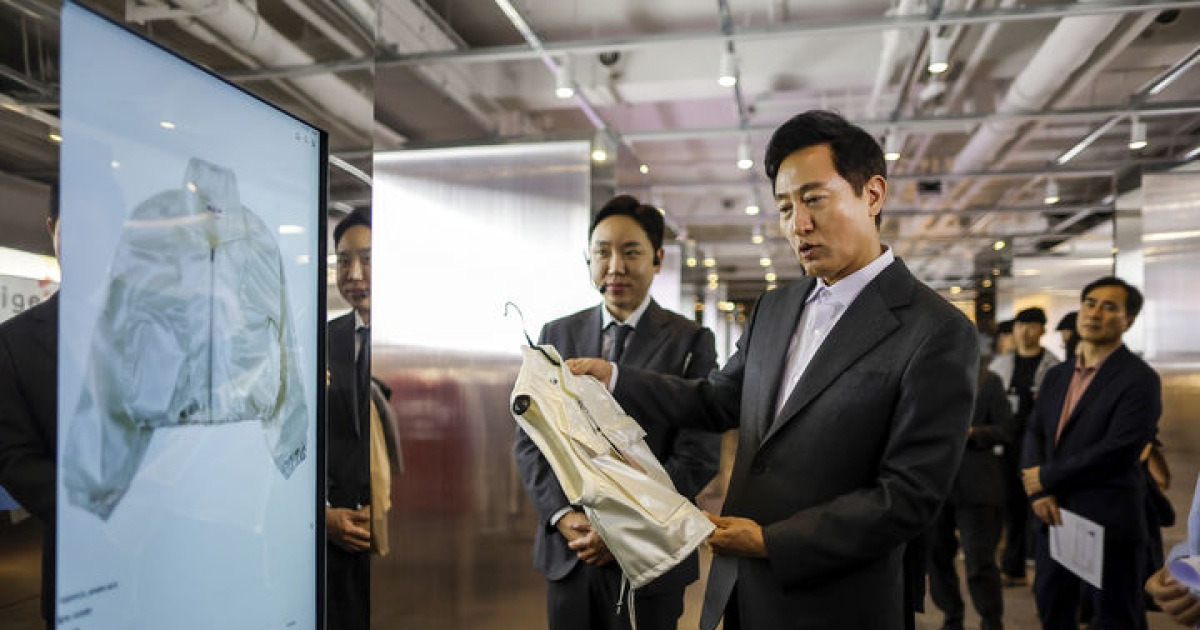 DDP 쇼룸 살펴보는 오세훈 시장