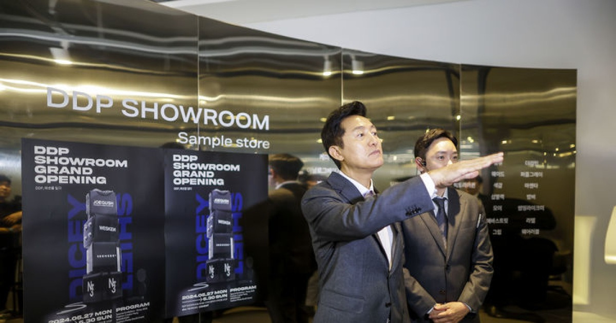 DDP 쇼룸 살펴보는 오세훈 시장