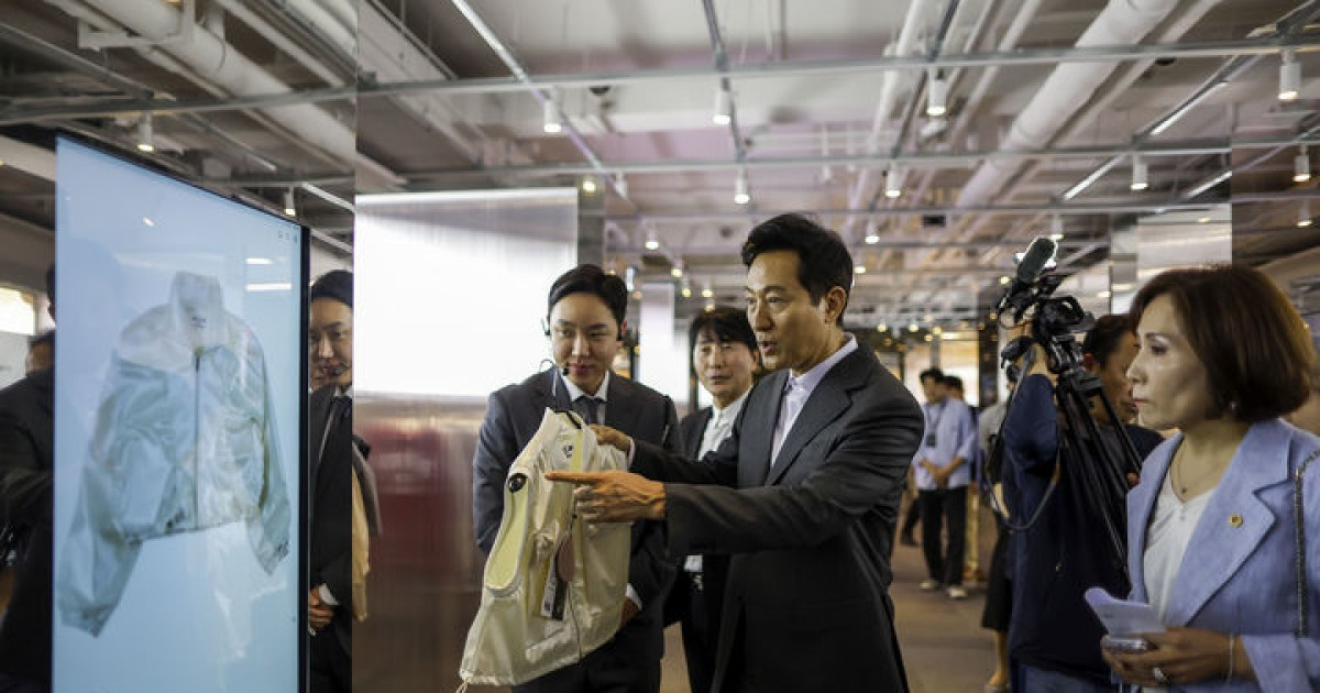 DDP 쇼룸 살펴보는 오세훈 시장