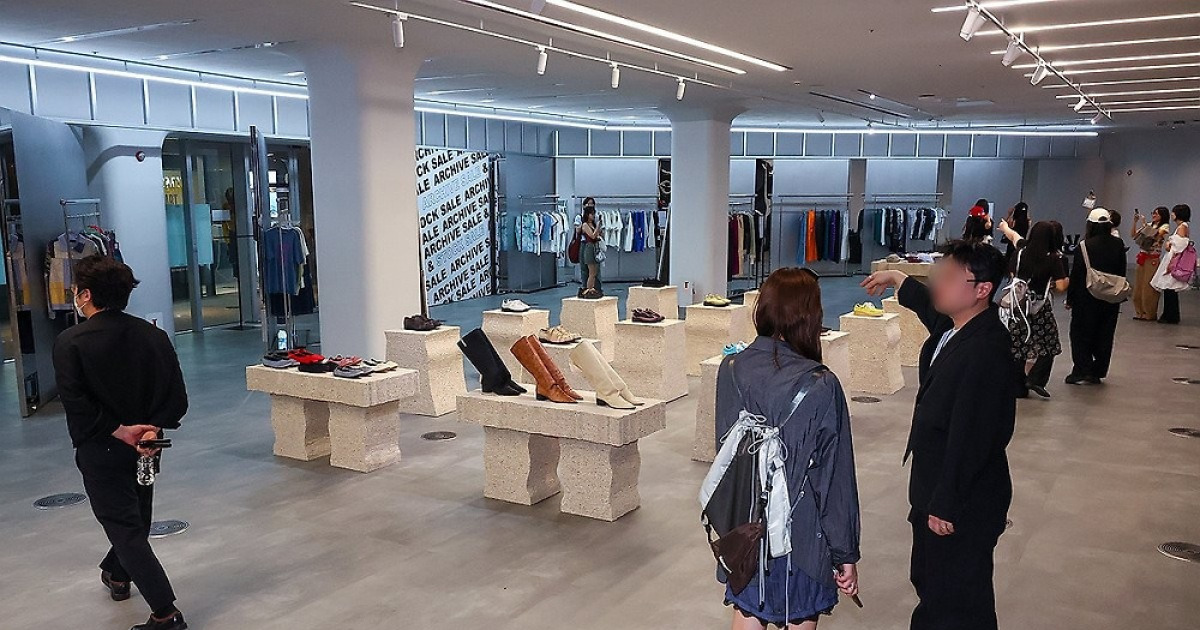 DDP 쇼룸 둘러보는 관람객들