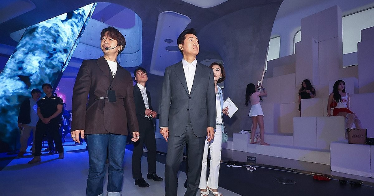 DDP 쇼룸 전시물 살펴보는 오세훈 시장