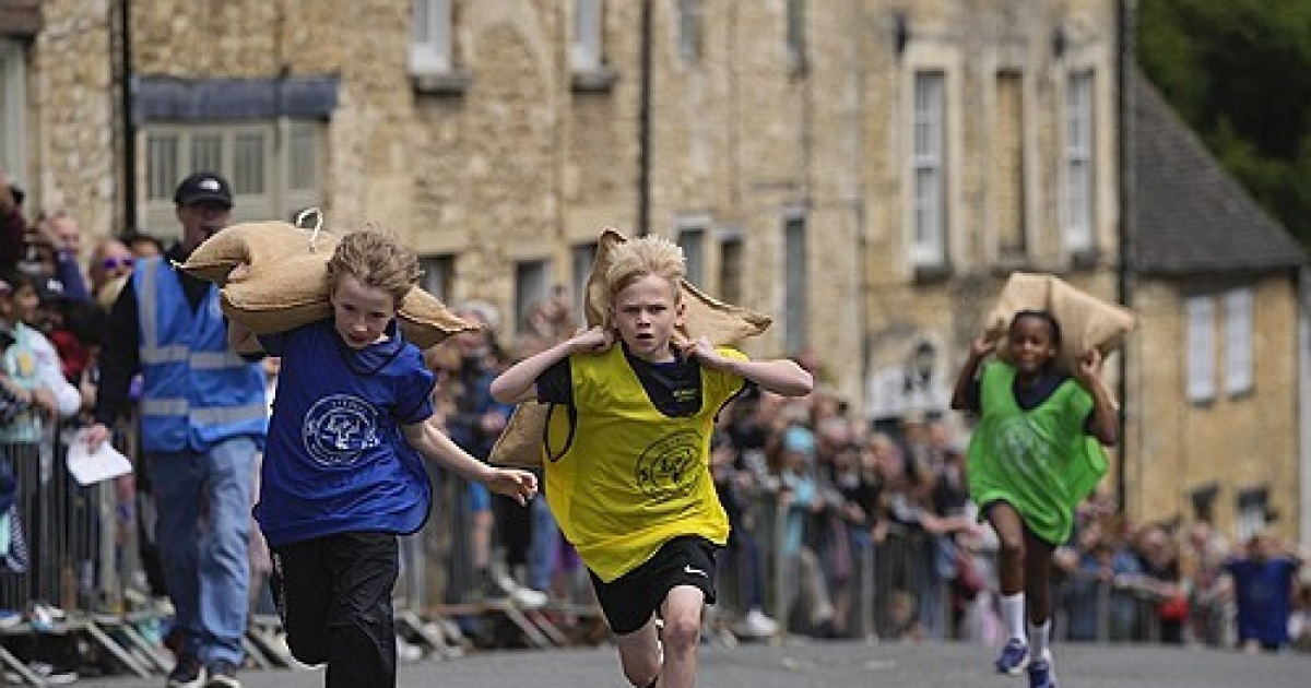Britain Woolsack Races