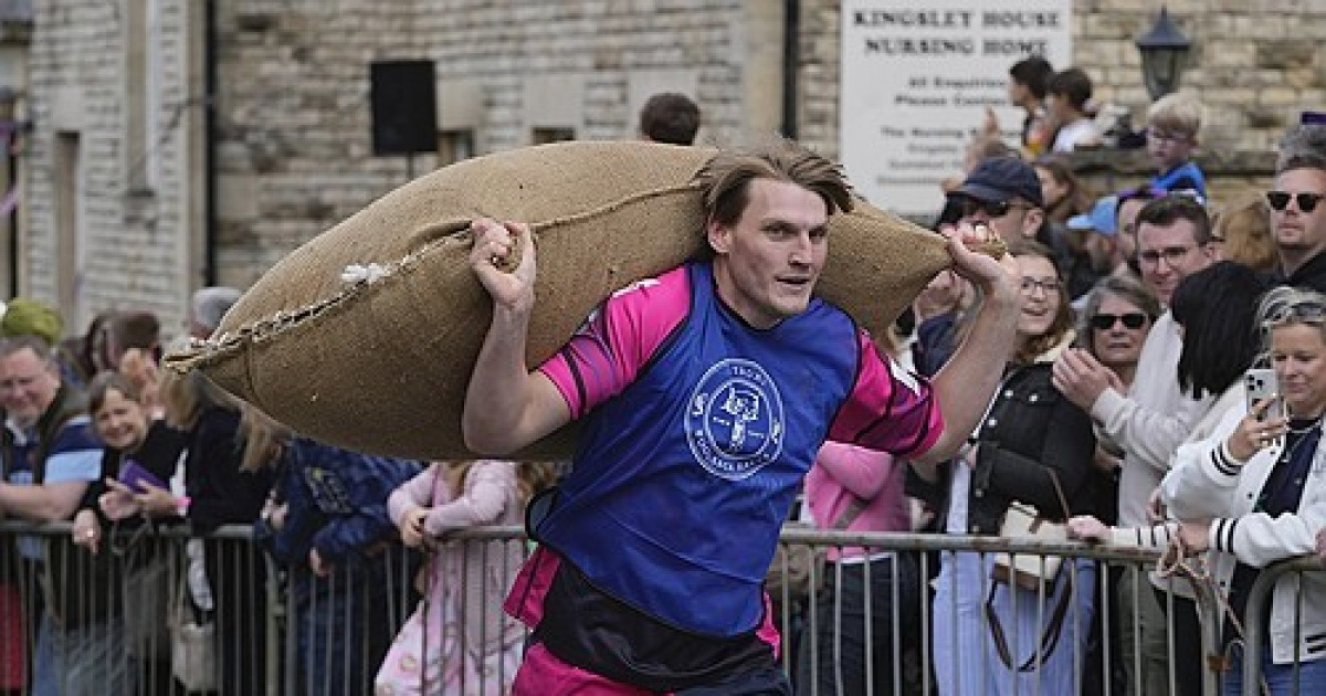 Britain Woolsack Races