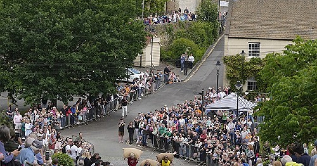 Britain Woolsack Races