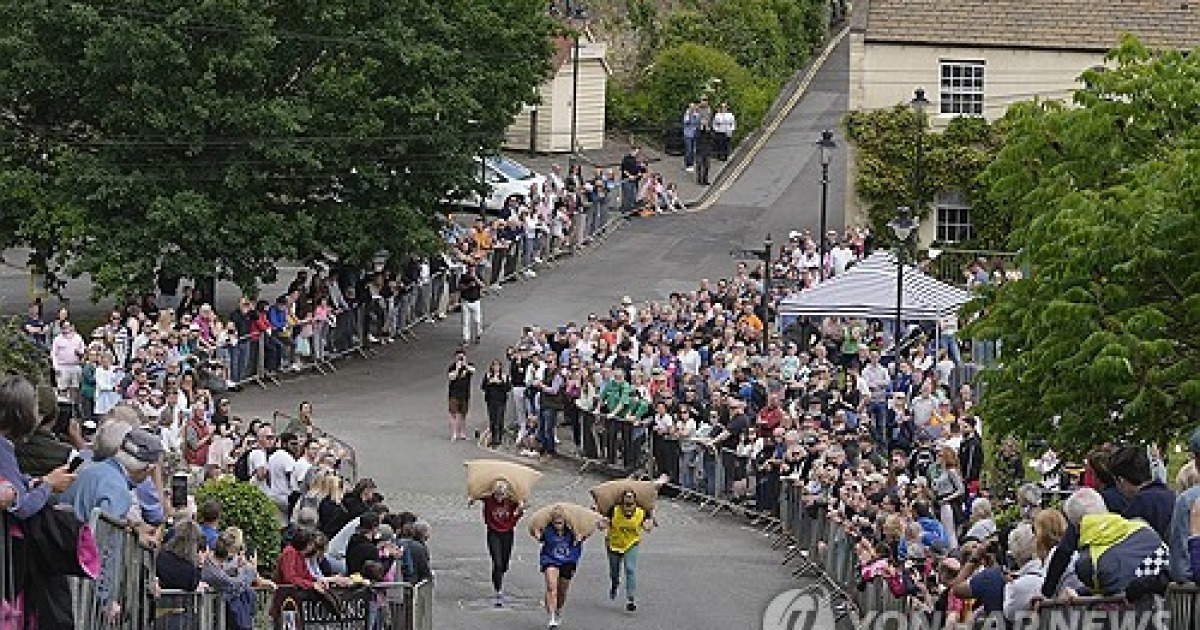 APTOPIX Britain Woolsack Races
