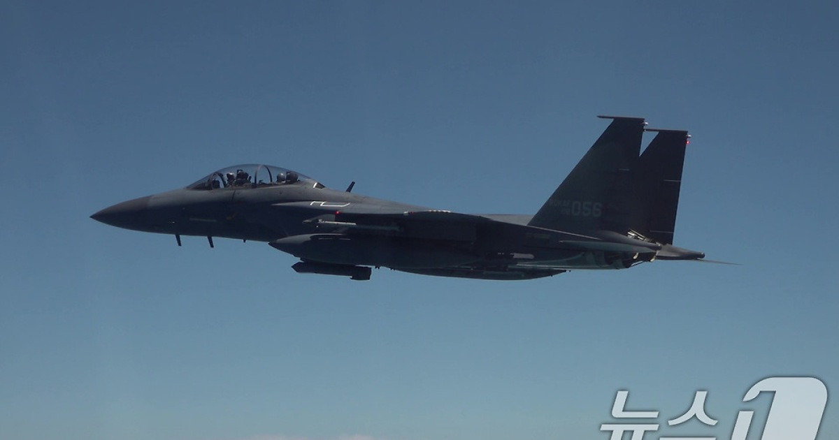 AIM-9X 공대공 미사일 발사준비하는 공군 F-15K 전투기