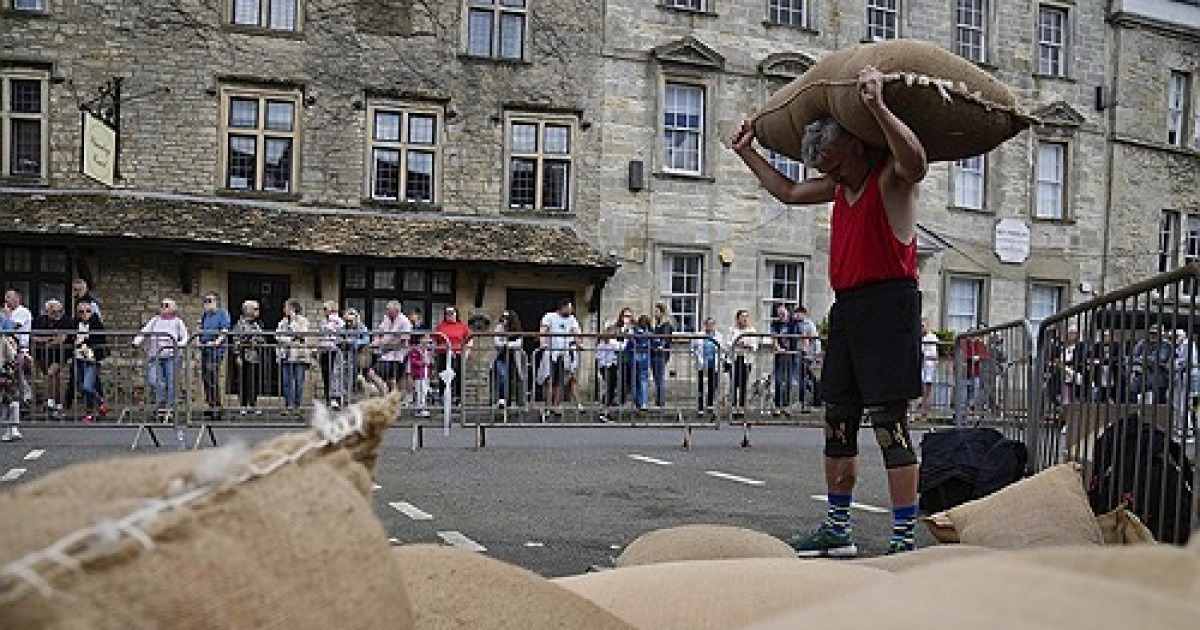 Britain Woolsack Races