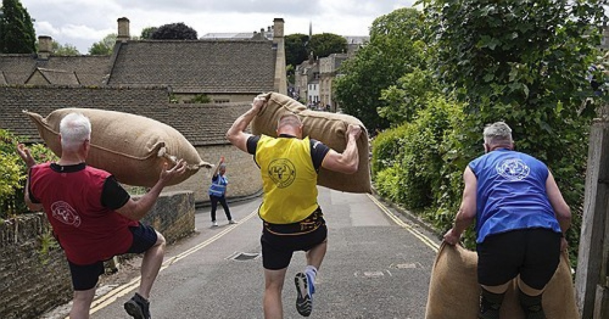 Britain Woolsack Races