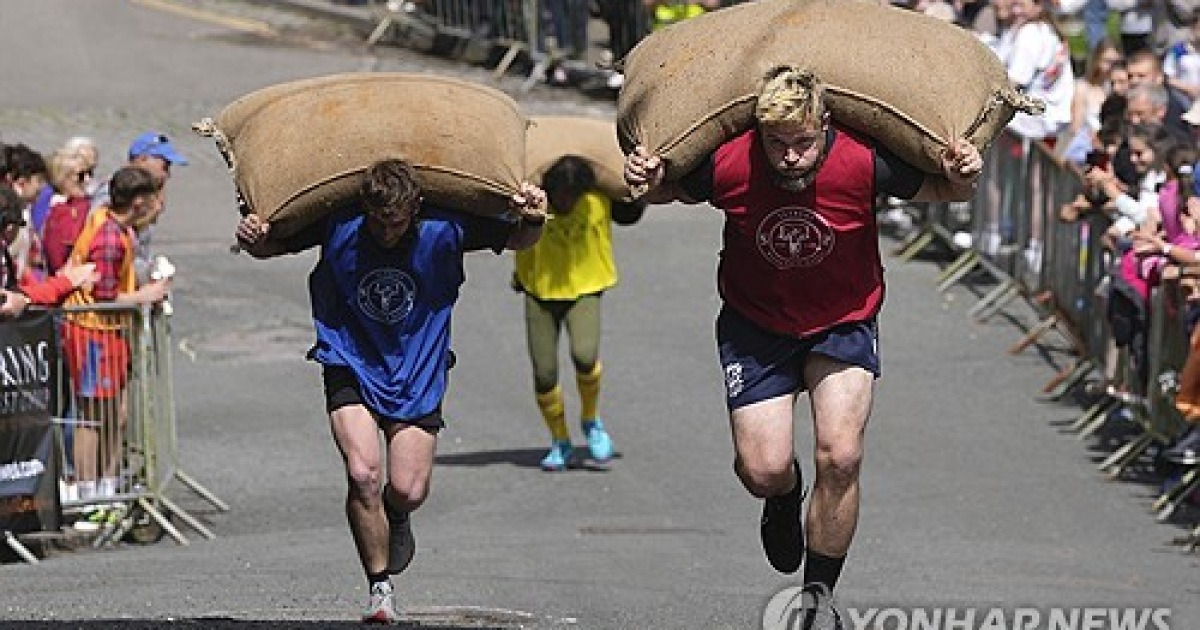 Britain Woolsack Races