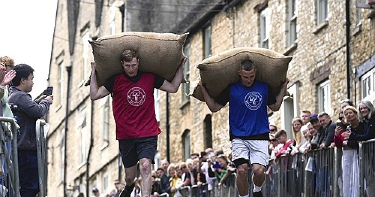 Britain Woolsack Races