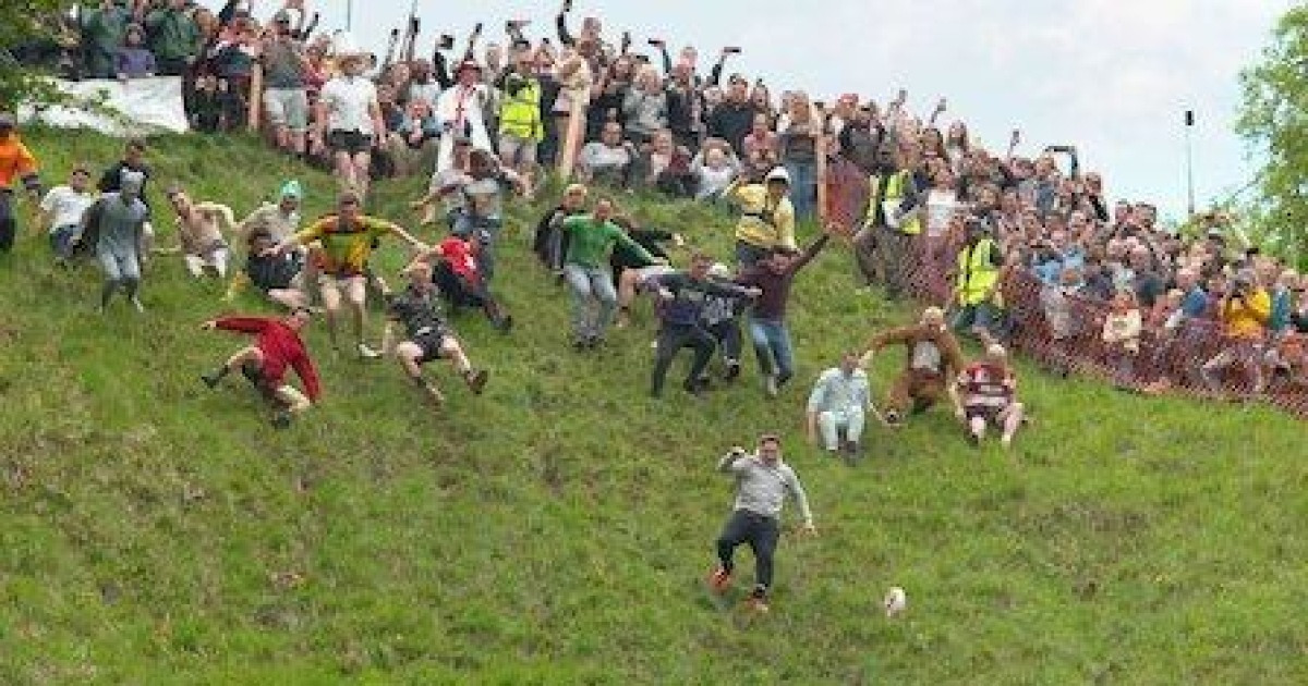 [기억할 오늘] 구르는 치즈를 쫓는 언덕의 질주