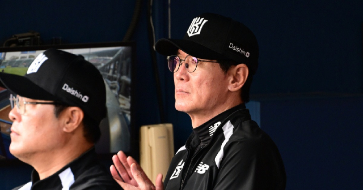 [MD포토] 박수치는 KT 이강철 감독 '출발이 좋다'