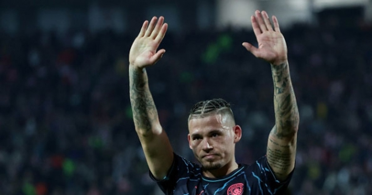 '맨시티-웨스트햄에서 대실패' 725억 뚱보 MF, '먹튀 행각'에도 EPL 잔류? 에버턴이 임대 영입 추진