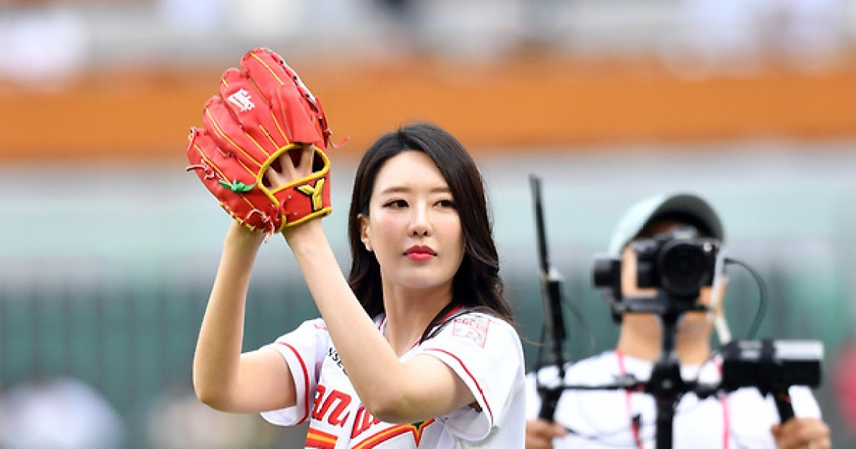 [포토] ‘LG-SSG전 시구’ 한미나