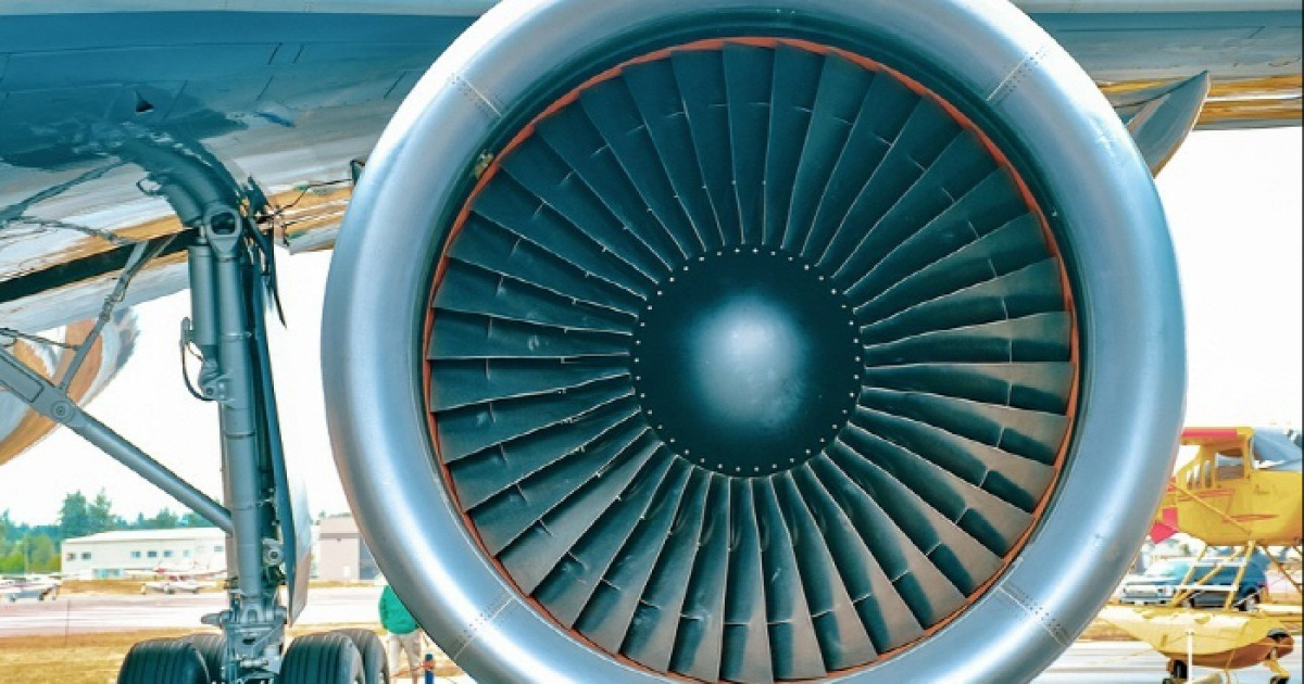 비행기 엔진에 낀 남성 숨져…직원·승객 불분명