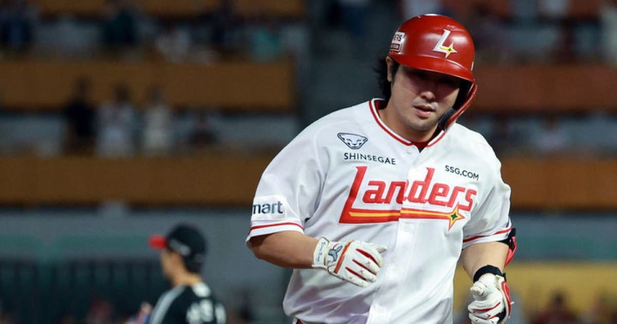 '최정 역전포' SSG, LG 꺾고 8연패 탈출…한화 5연승 질주(종합)