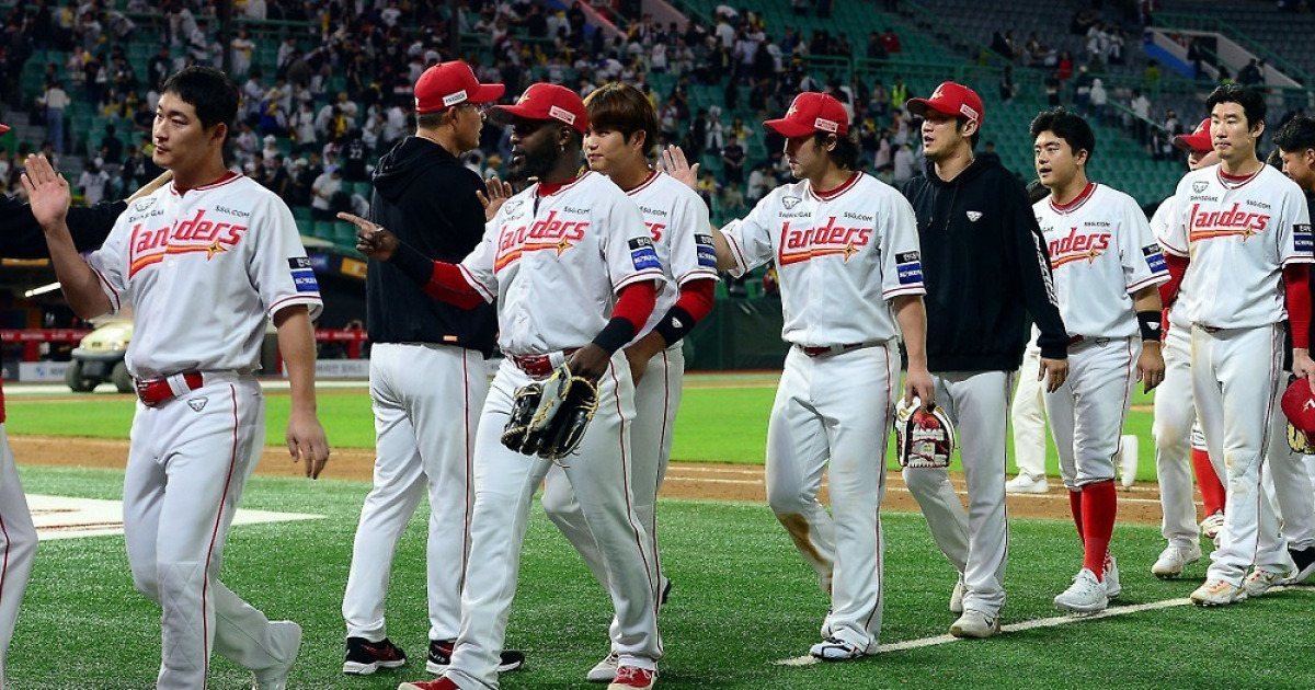 8연패 탈출 SSG, LG를 상대로 8-2 승리! [포토]