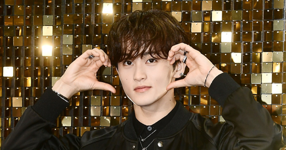 [TD포토] NCT127 마크 '금빛 볼하트'