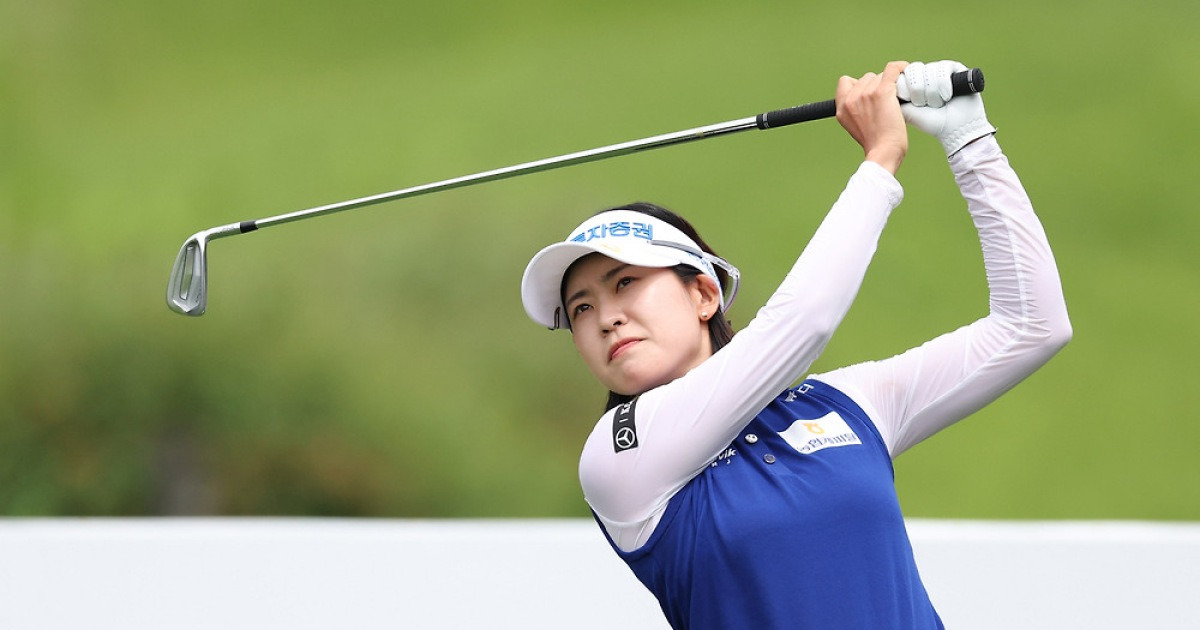 잠잠하던 박민지, KLPGA MBN 여자오픈 첫날 선두…첫 승 도전