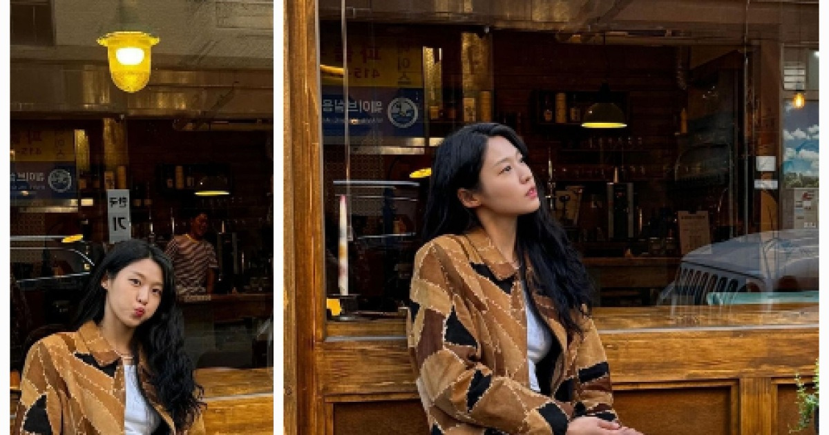 ‘167cm’ 설현, 블랙 재킷과 청 스커트 입고 기럭지 자랑!..“넘사벽 골반라인”