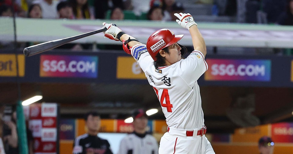 최정 역전 투런포…SSG, LG 꺾고 8연패 탈출