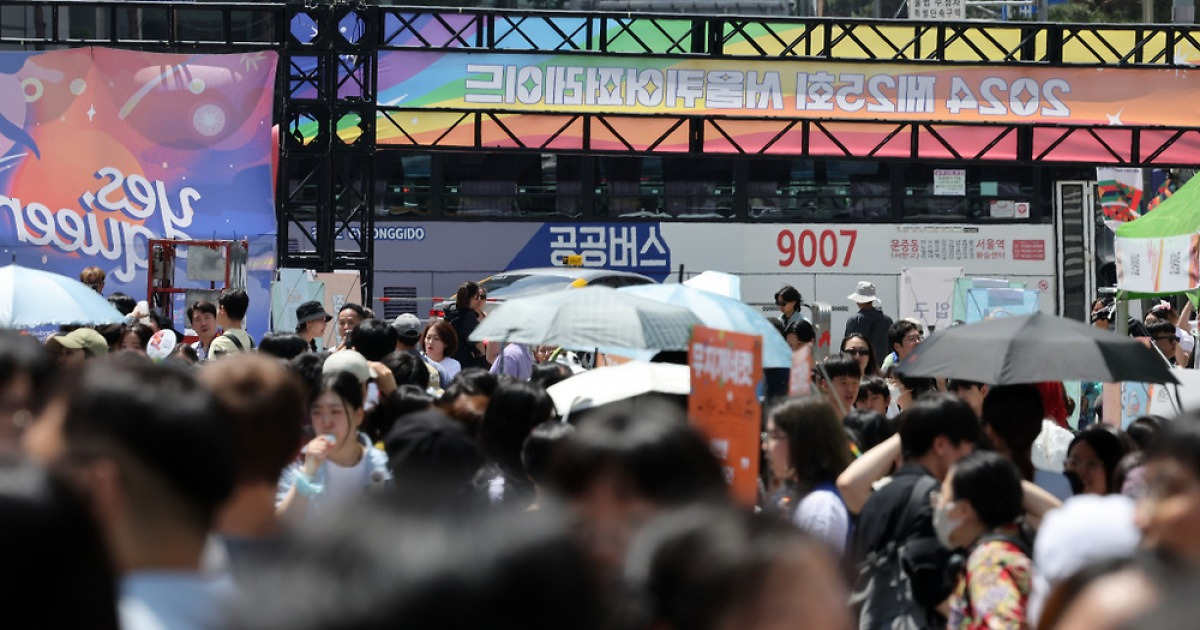 서울광장 밖 두번째 퀴어퍼레이드…반대 집회도 곳곳 열려