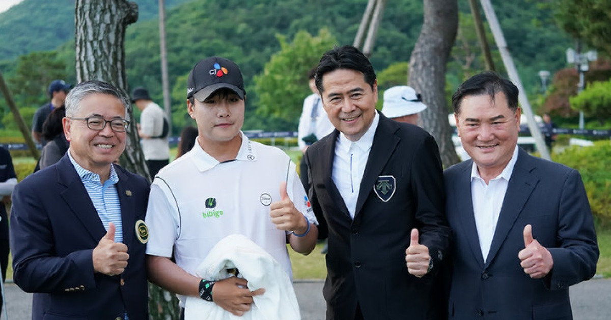 [mhn포토] 김민규 'KPGA 김원섭 회장 데상트코리아 시미즈 회장 킹스데일GC 김종해 대표 축하~'