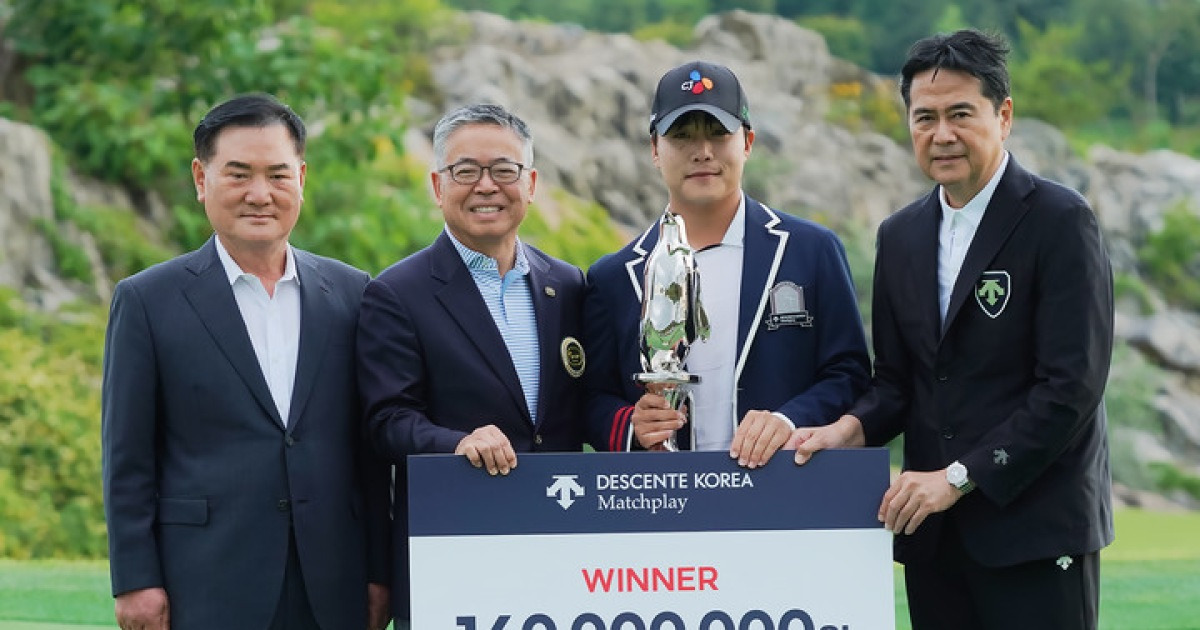 [mhn포토] 김민규 '킹스데일GC 김종해 대표 KPGA 김원섭 회장 데상트코리아 시미즈 회장 포즈~'