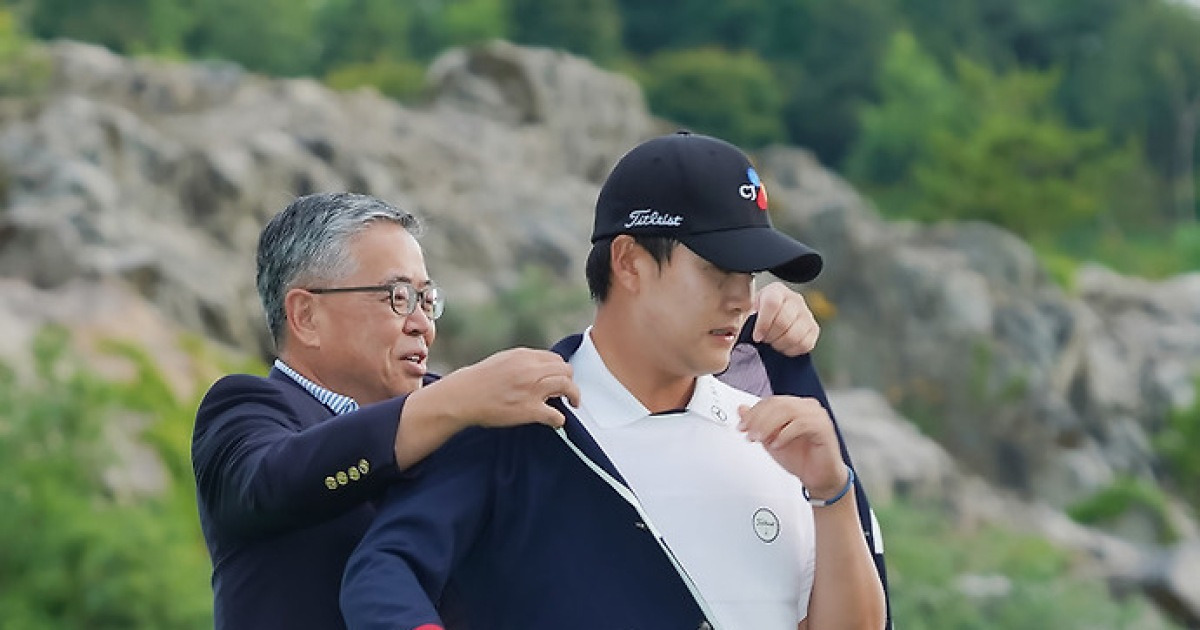 [mhn포토] 김민규 'KPGA 김원섭 회장이 챔피언 재킷을~'