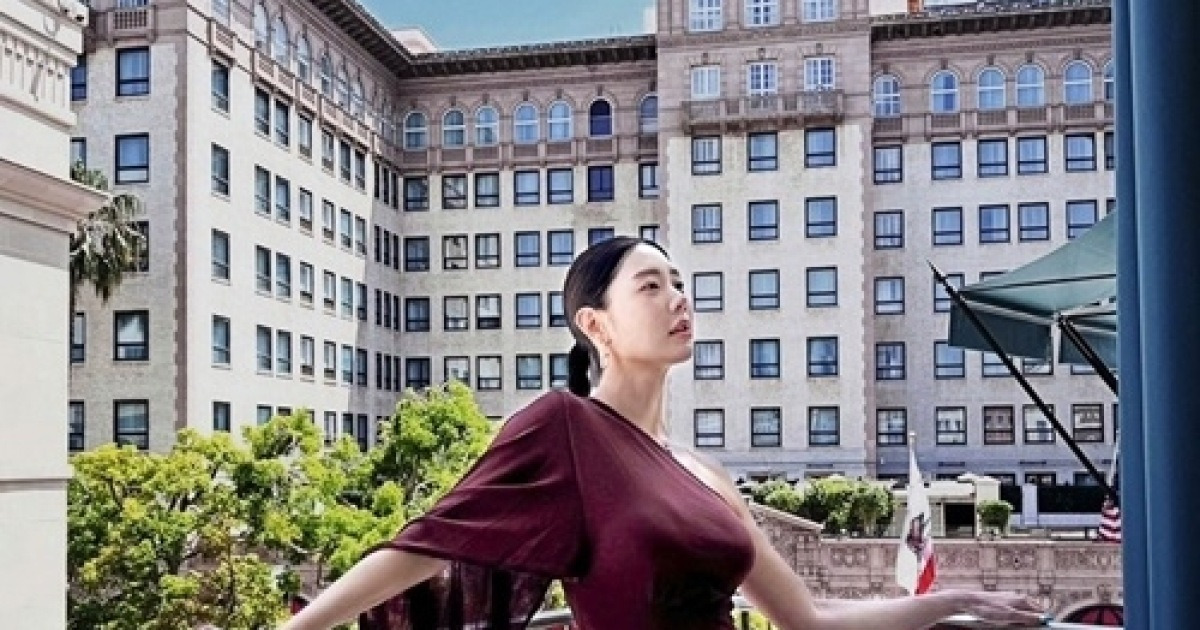 “먹고 또 먹어도 44 사이즈” 클라라, 원 숄더 드레스로 ‘167cm’ 기럭지 자랑