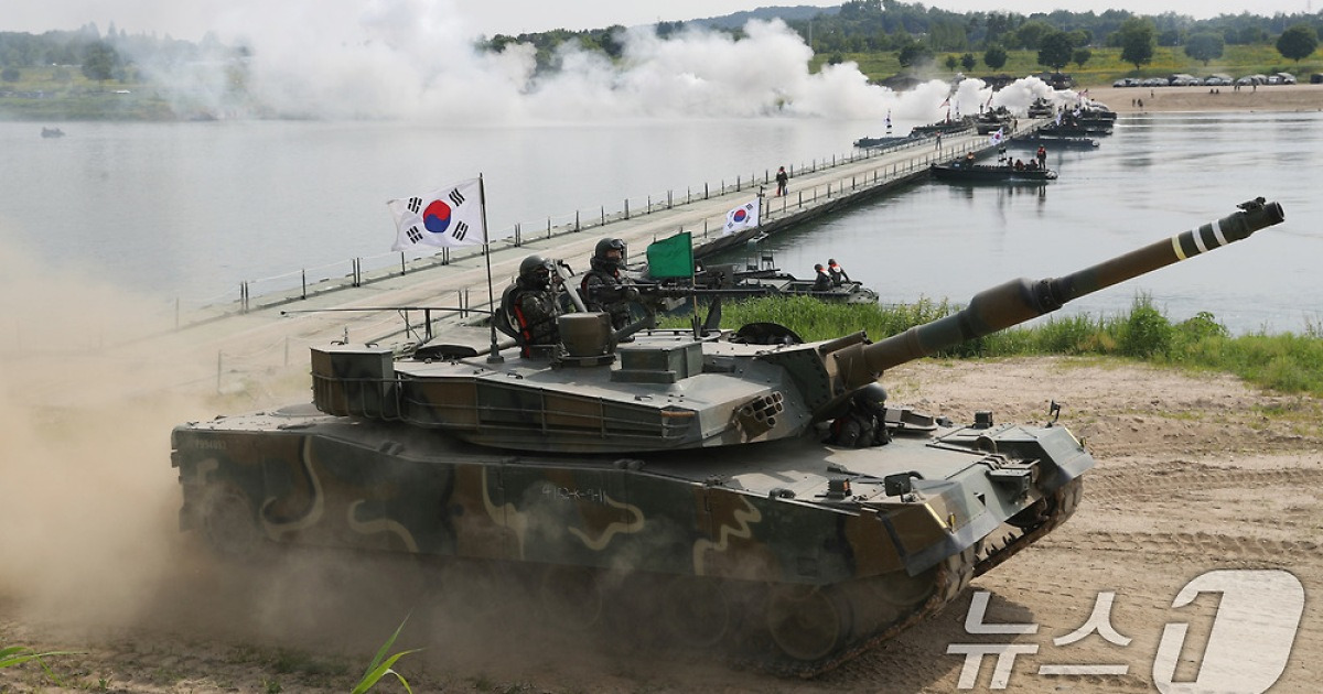 한미 연합 부교 건너는 K-1A2 전차